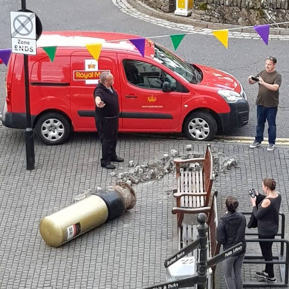 Andy Murray's Olympic gold post box hit by car in Dunblane - BBC News