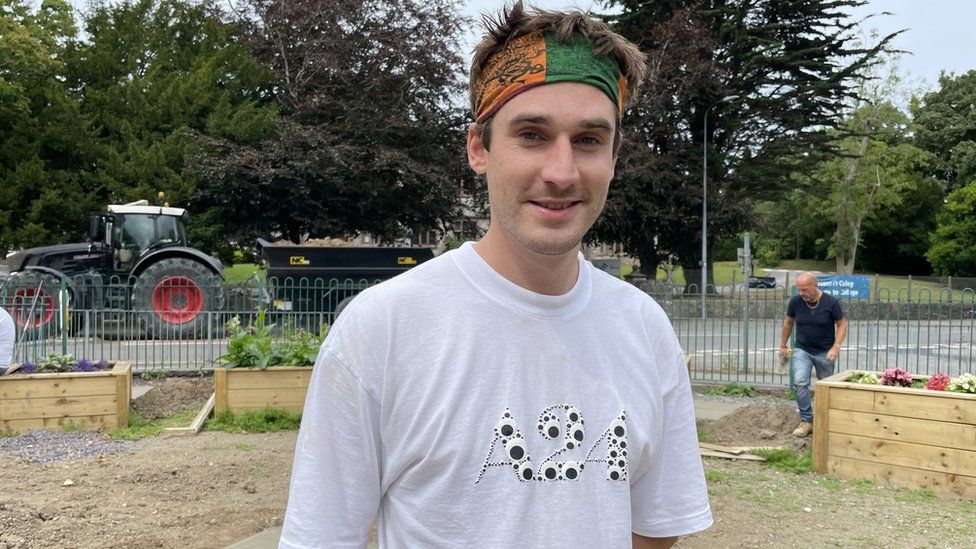 Tŷ Penrhyn: 'Y ganolfan sy'n newid bywydau' - BBC Cymru Fyw