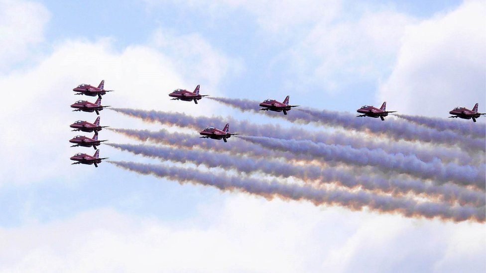 The Red Arrows wow onlookers during Yorkshire training flight - BBC News