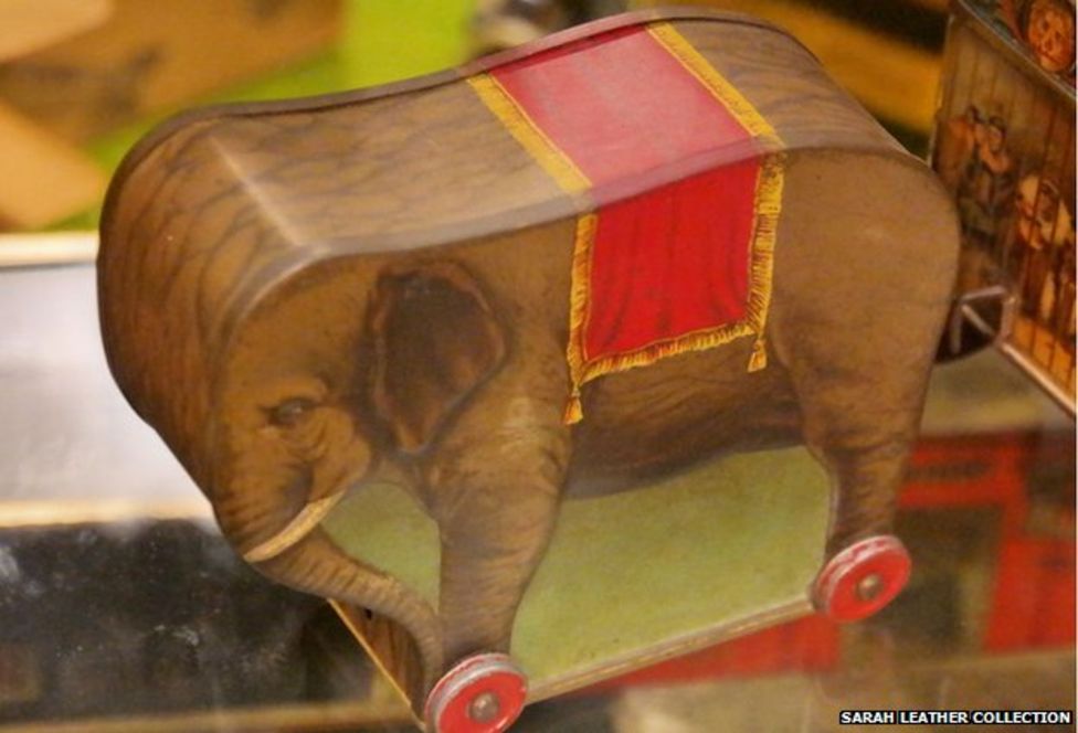 Biscuit tin collection on show at Brighton museum - BBC News