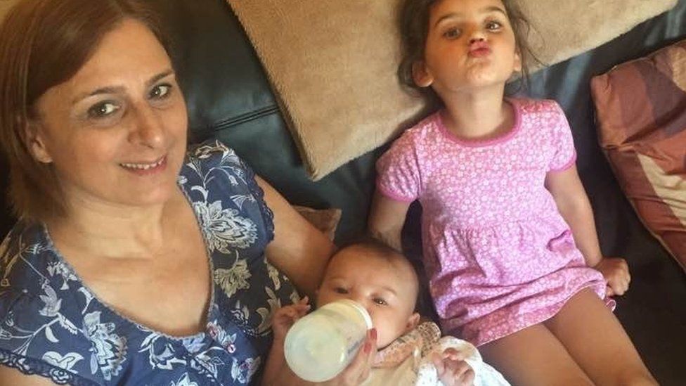 Should we all impose a one-gift rule at Christmas? - BBC News