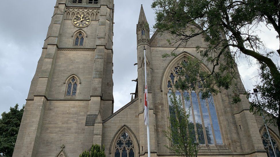 Queen Elizabeth II: Greater Manchester pays tribute - BBC News
