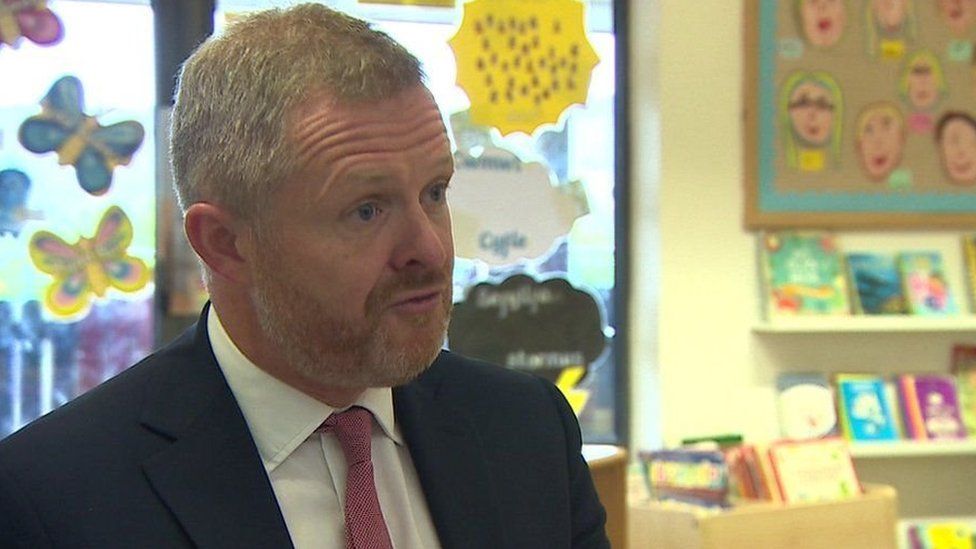 Cymraeg 2050: Prif weinidog yn 'siomedig iawn, iawn, iawn' - BBC Cymru Fyw