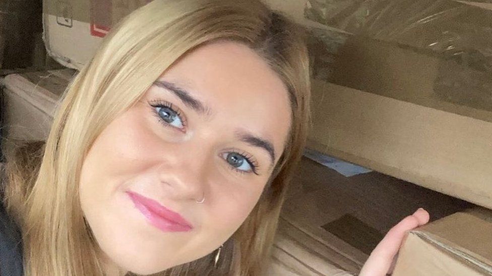 Essex student gives period pads to Ukraine refugees - BBC News