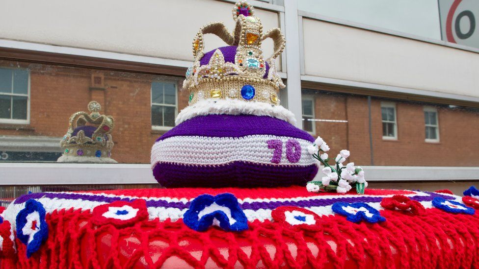Platinum Jubilee soldiers guard crochet crown in Kenilworth - BBC News