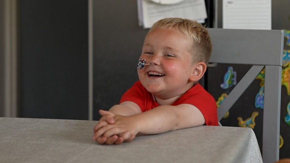 Morgan Ridler, 3 o Abertawe, wedi marw ar ôl brwydro canser - BBC Cymru Fyw