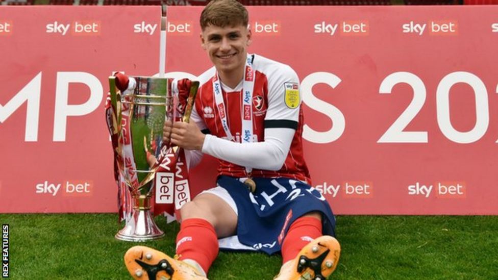 George Lloyd: Port Vale sign Cheltenham forward on loan - BBC Sport