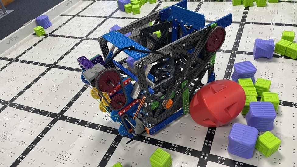 Derby pupils jet off to US for international robotics tournament - BBC News