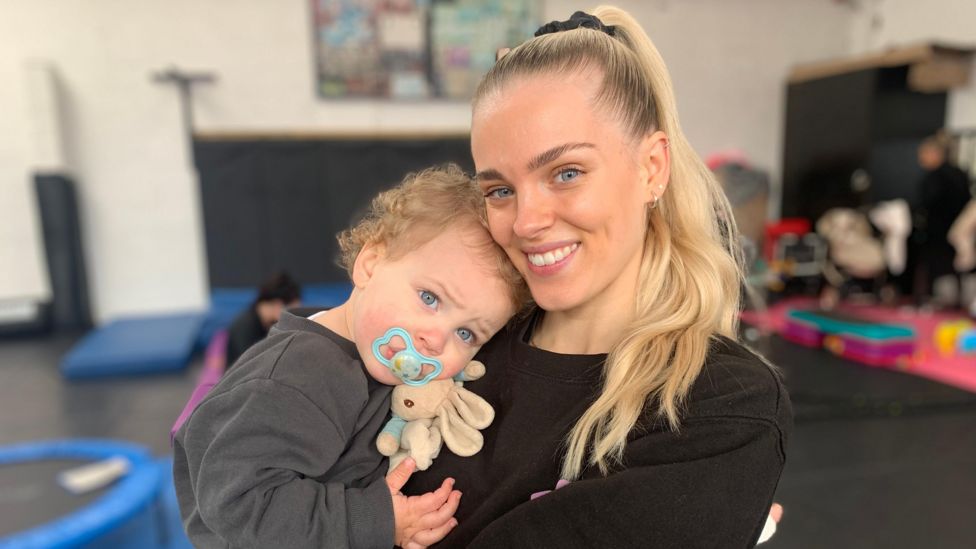 West End star Sophie Evans joins baby boom in the gym - BBC News