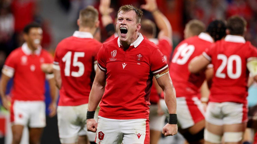 Cwpan Rygbi'r Byd: Teithio mewn awyren 'ysgafnach na phac Cymru' - BBC ...