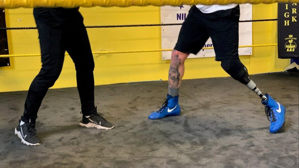 Amputee boxer Matt Edwards wants licence for amateur bouts - BBC News