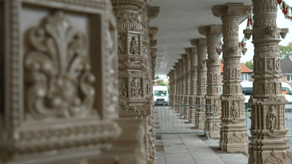 Celebrations for new Hindu temple in Birmingham - BBC News
