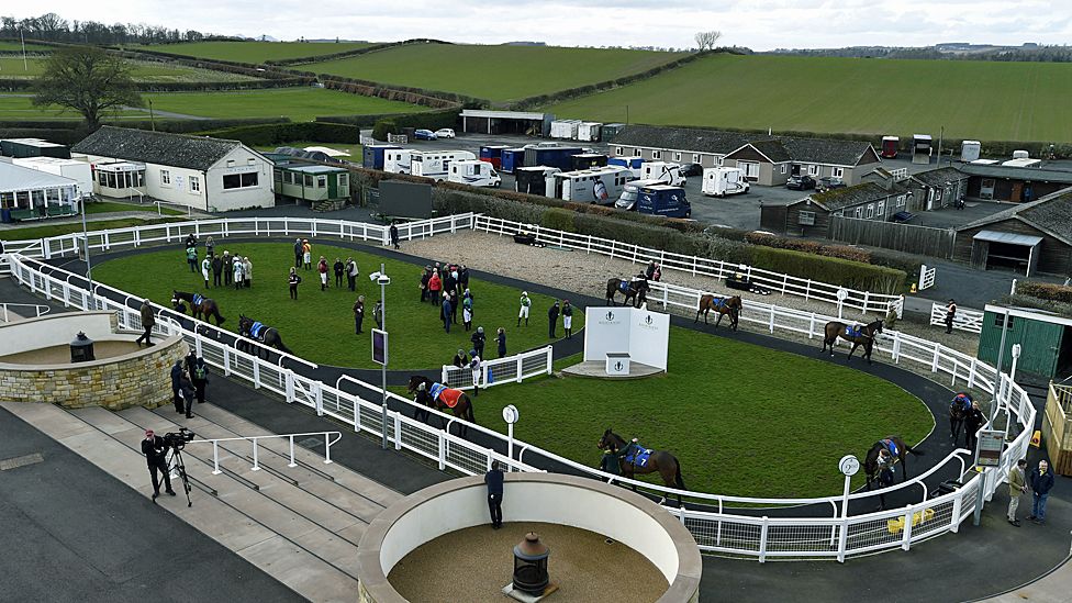 In pictures: Kelso races behind closed doors - BBC News