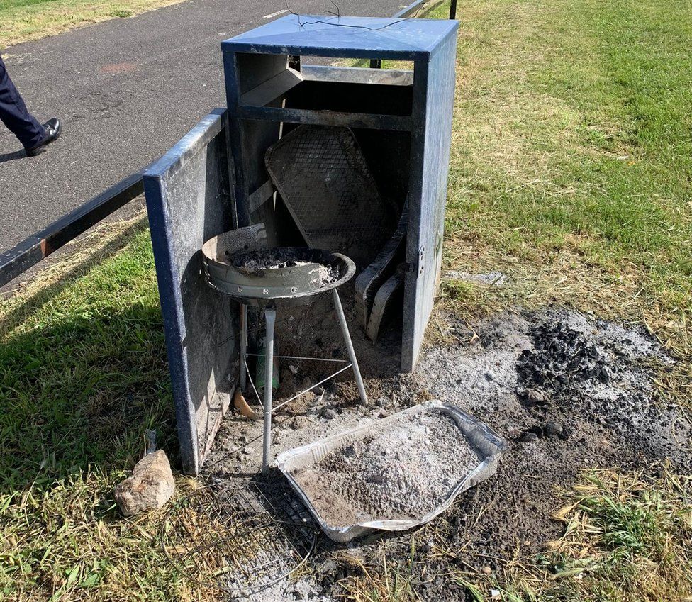 Shoeburyness residents set up group to stop beach litter - BBC News