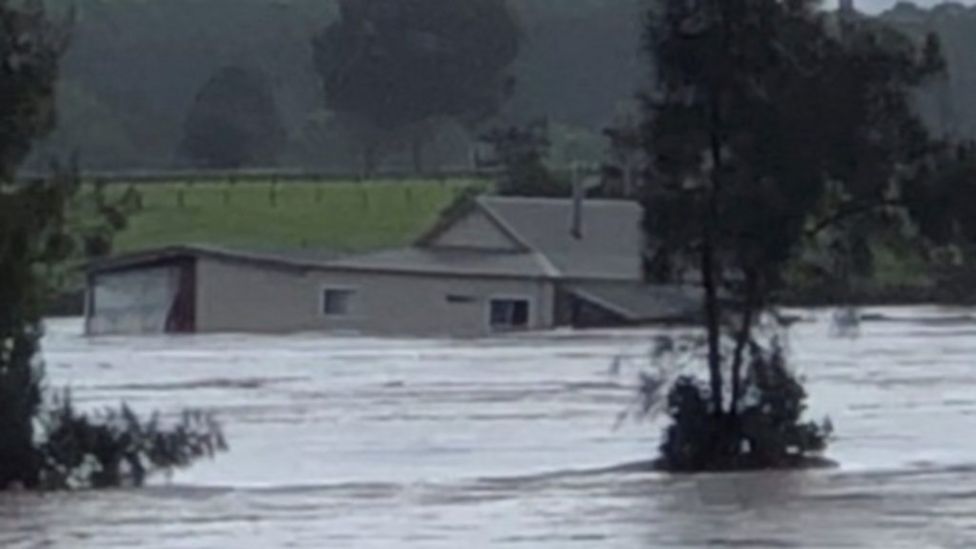 Australia floods: Thousands evacuated as downpours worsen - BBC News