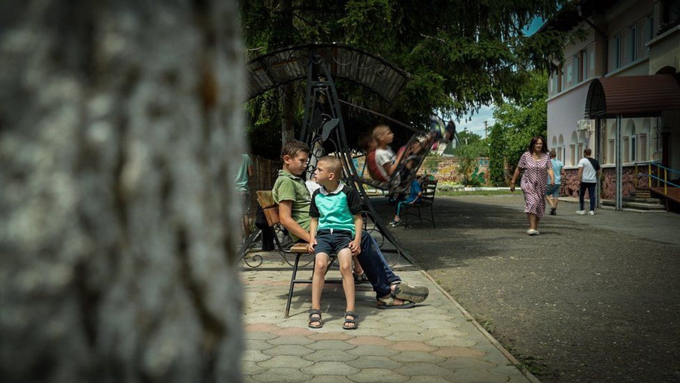 'Peidiwch â stopio cyfrannu i helpu pobl Wcráin' - BBC Cymru Fyw