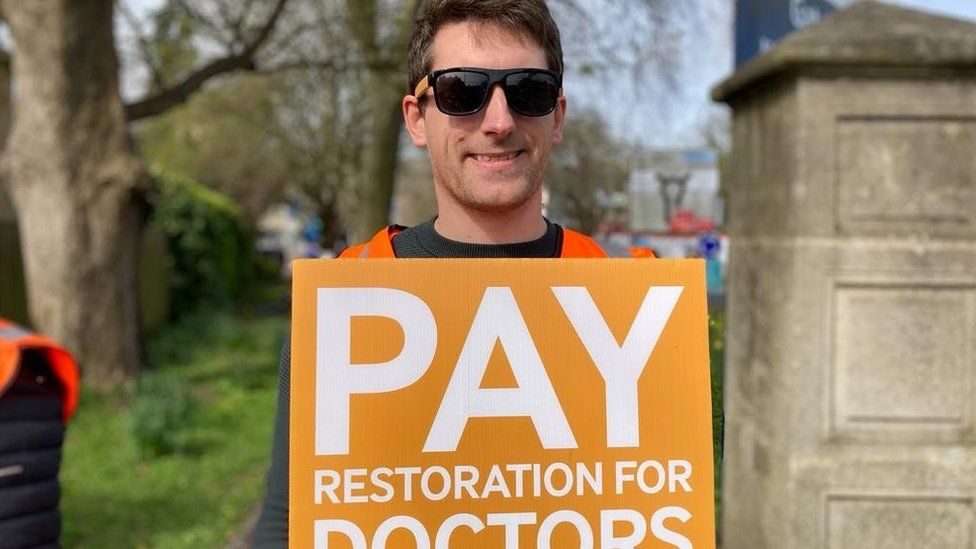 West junior doctors striking 'to get pay restored' - BBC News