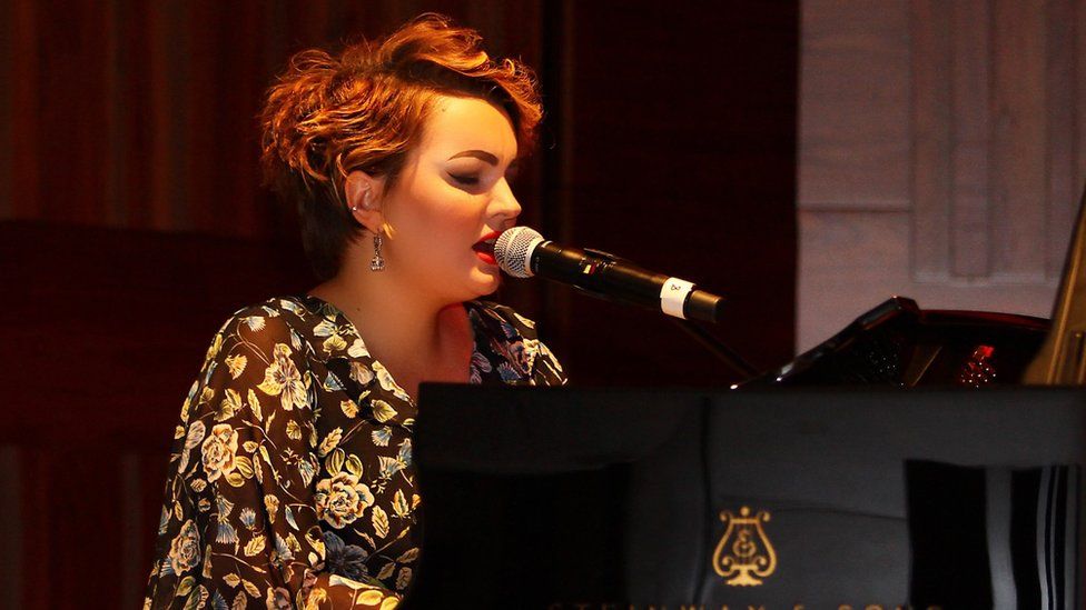 Bronwen Lewis: Deiagnosis ADHD yn 28 oed - BBC Cymru Fyw