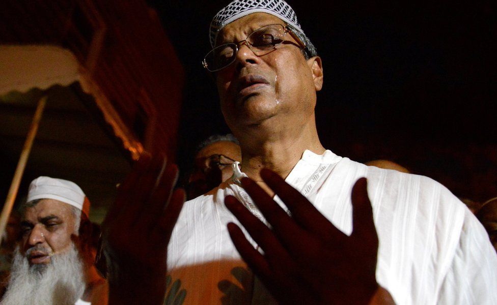 New York imam and assistant shot dead in Queens - BBC News