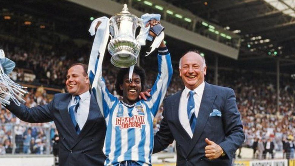 John Sillett: Hundreds turn out to remember cup-winning boss - BBC News