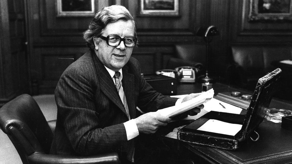 Geoffrey Howe: Tributes paid to former Conservative chancellor - BBC News