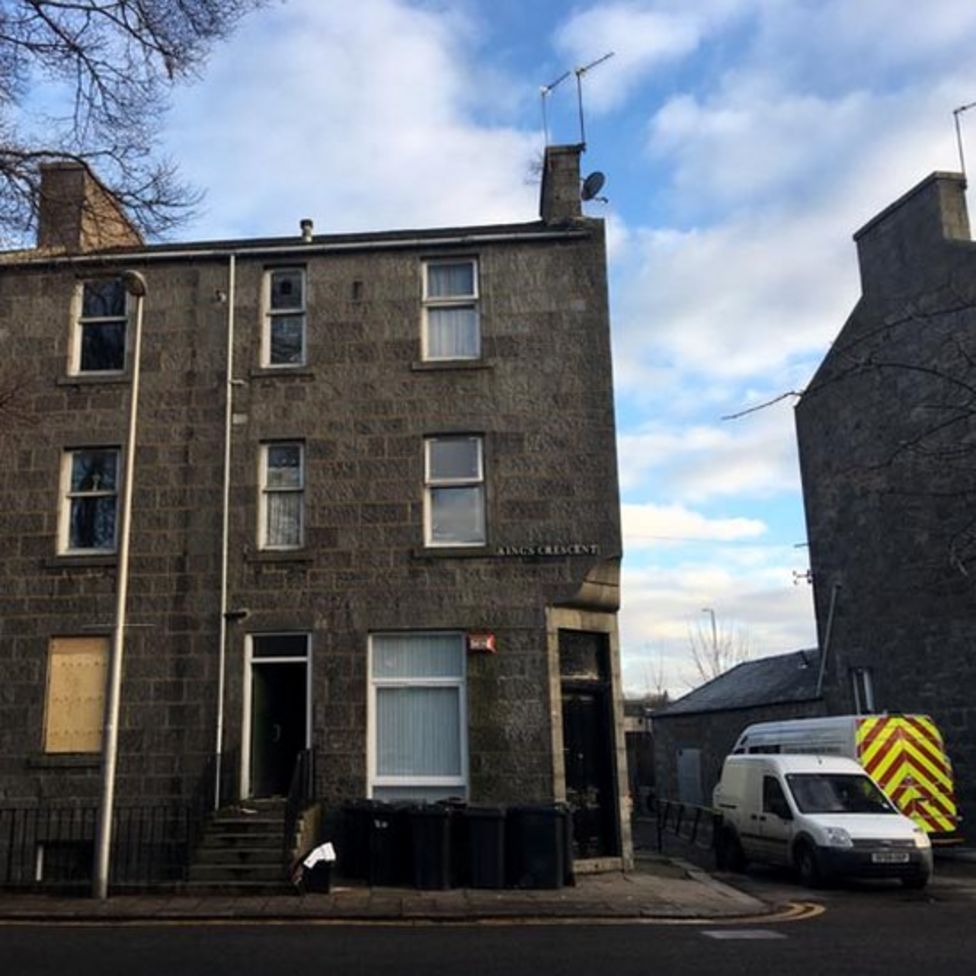 Man, 41, dies after Aberdeen flat fire rescue - BBC News
