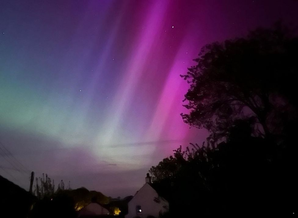 Devon and Cornwall skies lit up by Northern Lights - BBC News