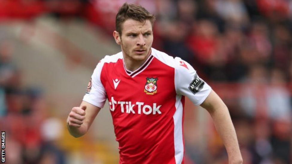 Wrexham 4-0 Altrincham: Paul Mullin overhead kick helps Wrexham to ...