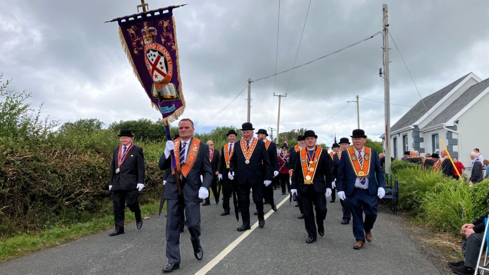 Rossnowlagh: Thousands attend annual Orange Order parade - BBC News