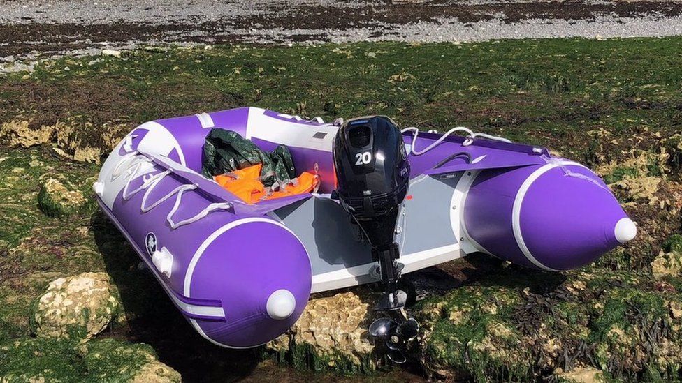 Channel migrants: Three dinghies intercepted by Border Force - BBC News
