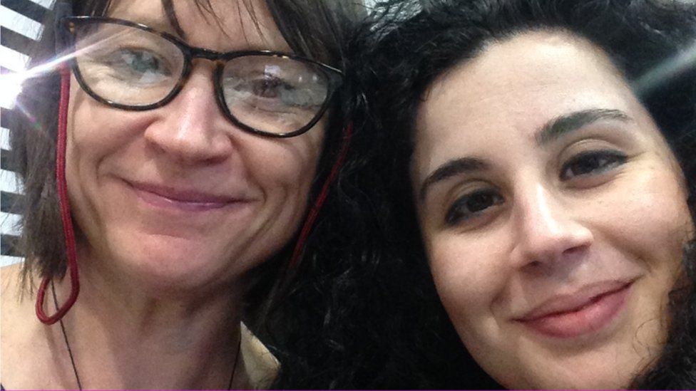 Celf yn hybu ieithoedd bach - BBC Cymru Fyw