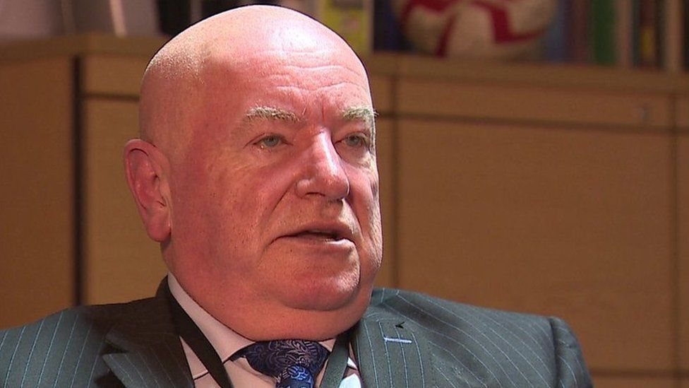 Neil Foden: Prifathro yn y llys yn sgil mwy o gyhuddiadau - BBC Cymru Fyw