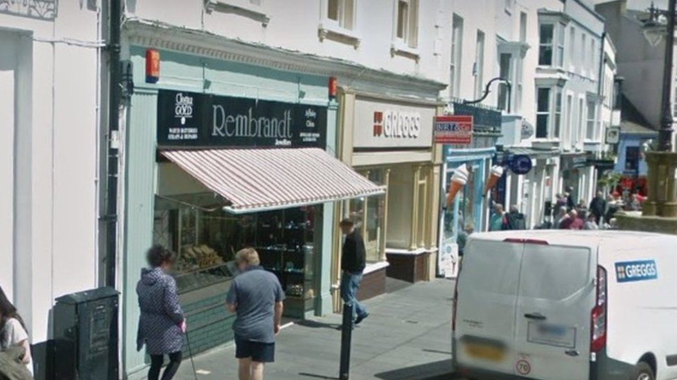 Burglars steal £40k in cash and jewellery from Tenby shop - BBC News