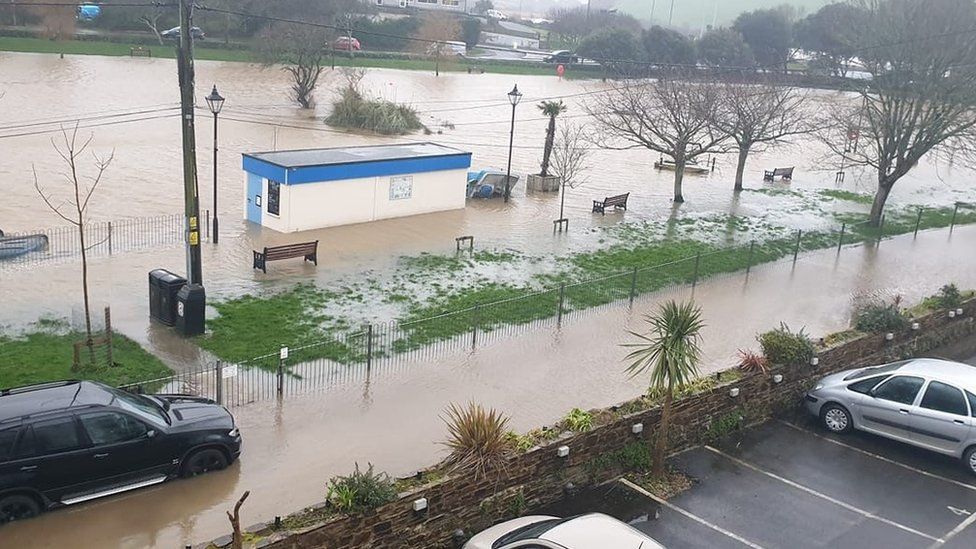 High tide and stormy weather floods Cornish coastal towns - BBC News