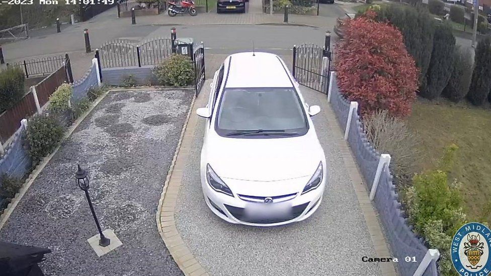 Police cut off from Birmingham's CCTV footage by glitch - BBC News