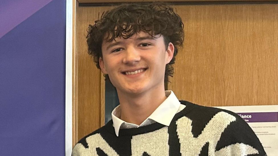 Cameron Gomes Guernsey Teenager Wins Professional Padel Title Bbc Sport