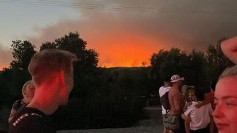 Rhodes fires: We felt like we'd been left to die, tourist says - BBC News