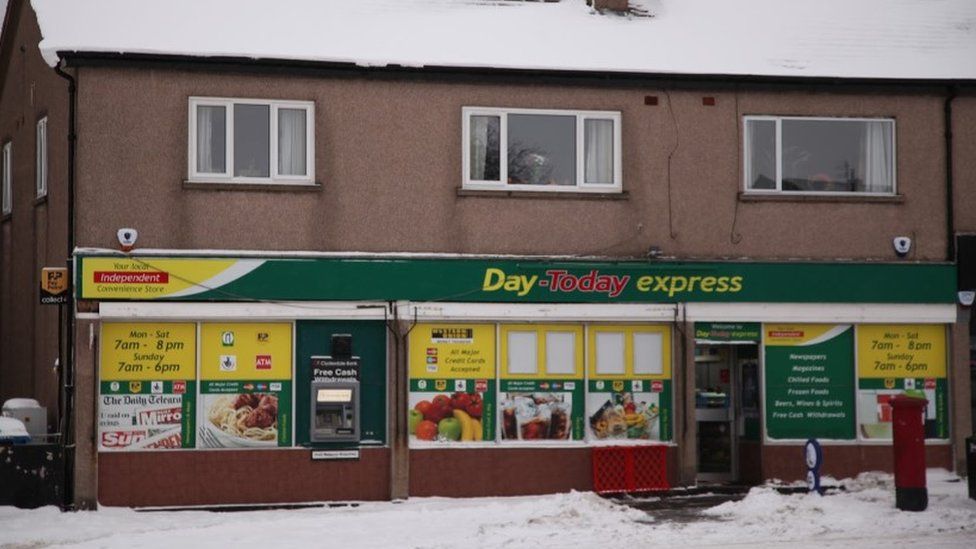 Teenager robbed Edinburgh shop 'to go back to jail' - BBC News