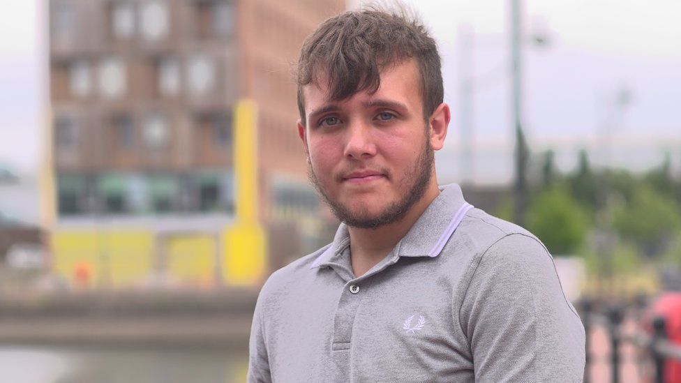 Cynllun peilot incwm sylfaenol: 'Addewid yn cael ei wireddu' - BBC ...