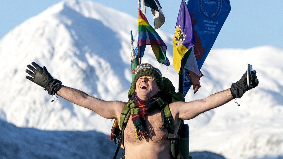 Speedo Mick reaches Land's End in final challenge across UK - BBC News