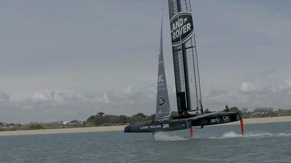In pictures: America's Cup racing in Portsmouth - BBC News