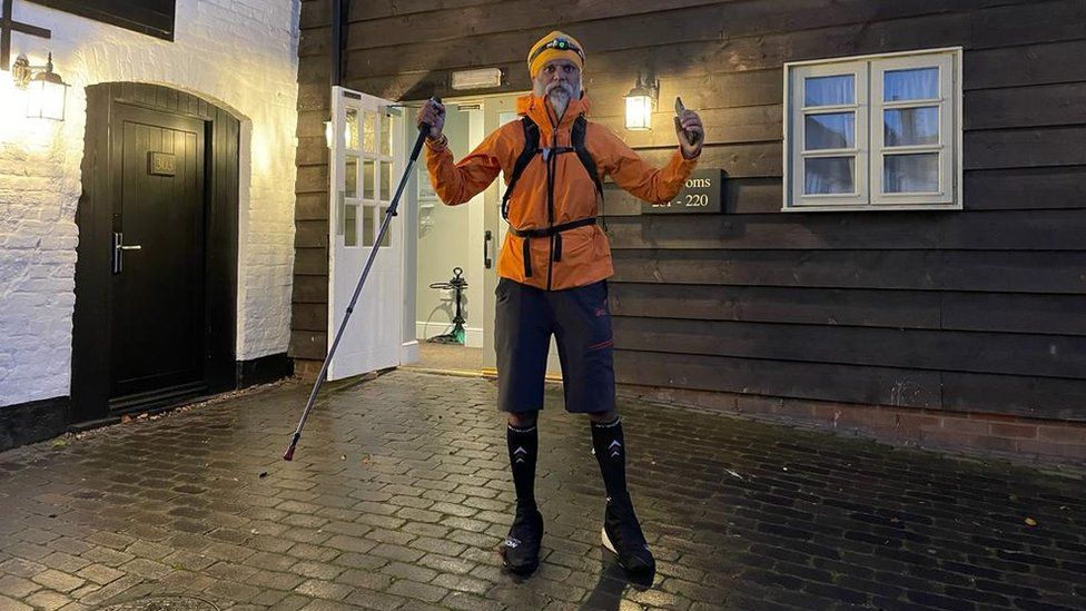 Wolves fan completes 125-mile walk for dementia charity - BBC News