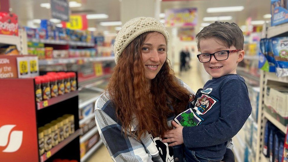 Cynllun siopa bwyd yn 'cynnig gobaith' i rieni - BBC Cymru Fyw