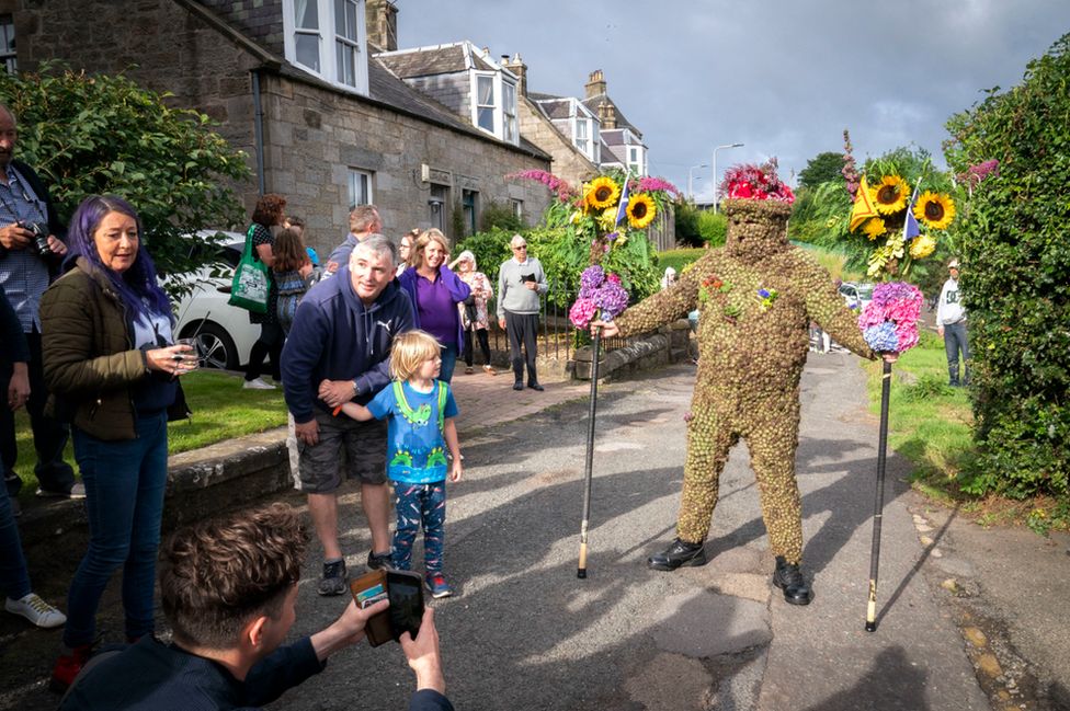 'Hip hip hooray, it's the Burryman's Day' - BBC News