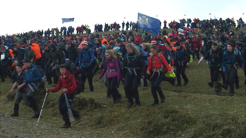 Thousands start Dartmoor's Ten Tors challenge - BBC News