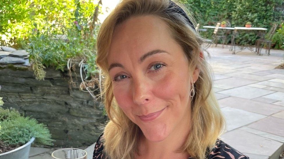 Transplant patient sees own heart go on display at museum - BBC News