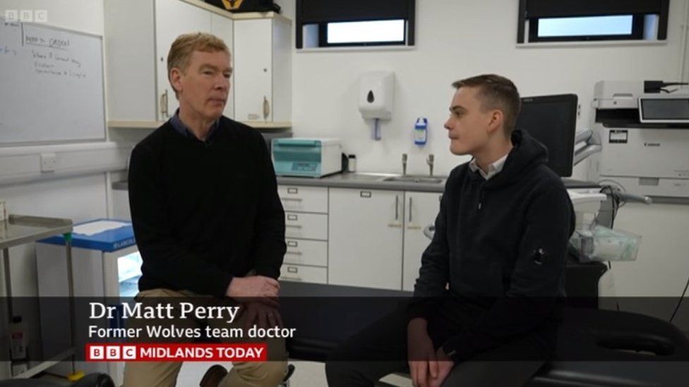 Grassroots football leagues in heading ban trials - BBC News