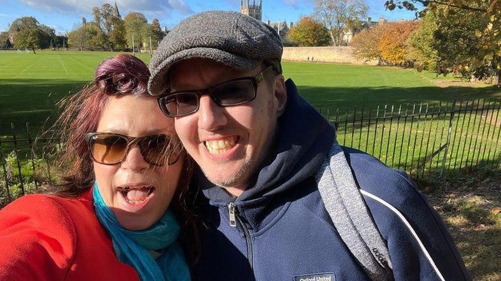 Oxford music superfan from US treated to sold-out rock gig - BBC News