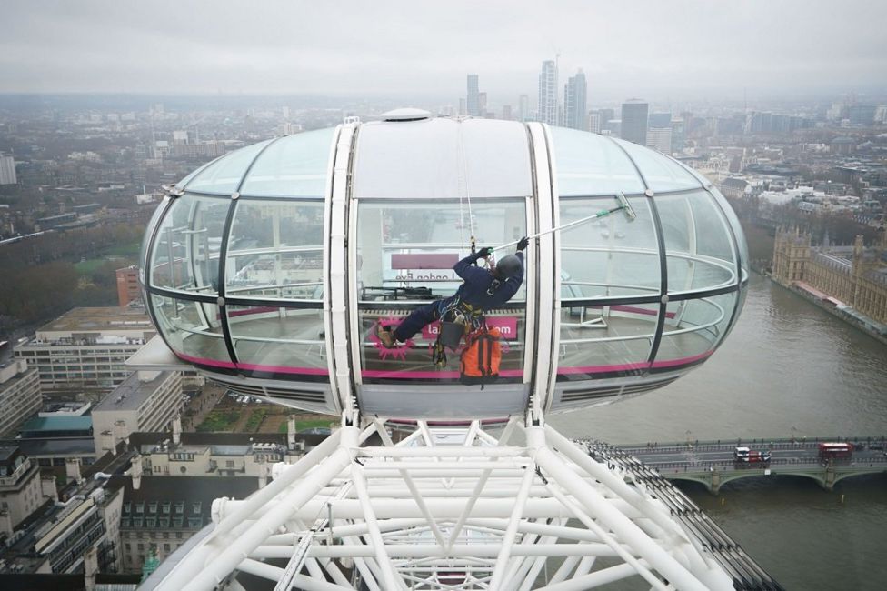 Photos: How to spring clean the London Eye - BBC Newsround