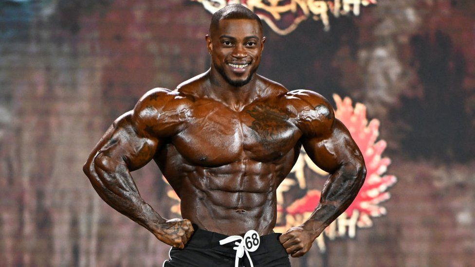 O lysho i'r gym: Trawsnewidiad corffluniwr o Port - BBC Cymru Fyw